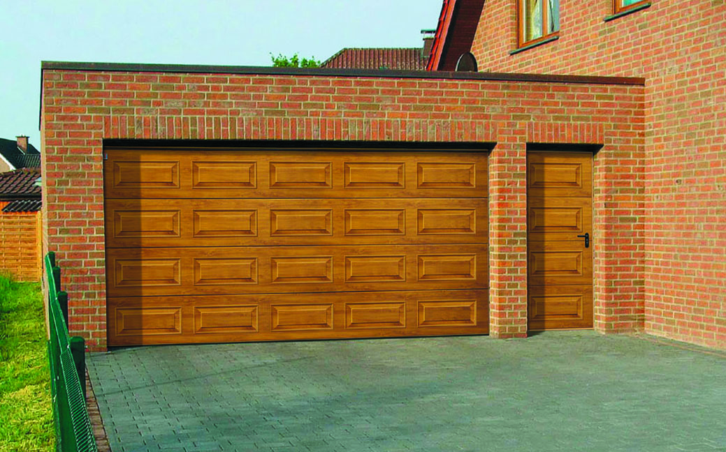 Sieht aus wie Holz: Stahl-Garagentor im Landhaus-Stil